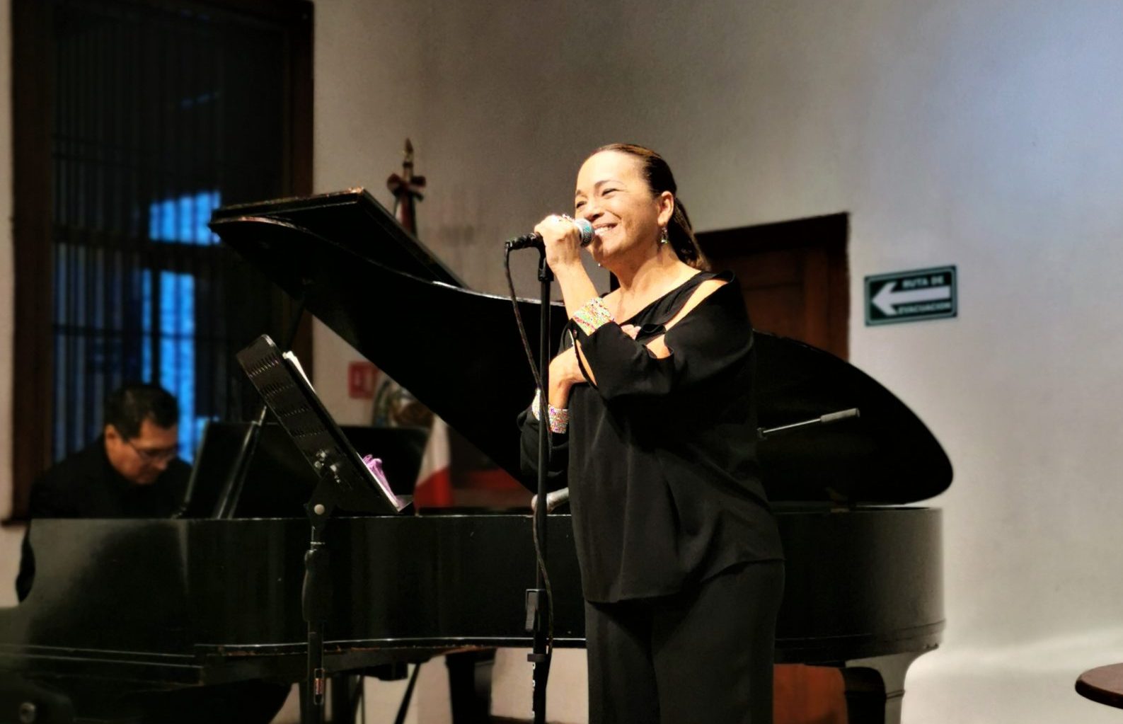 Marie Rangel enamora con su voz y romanticismo : CONARTE Nuevo León