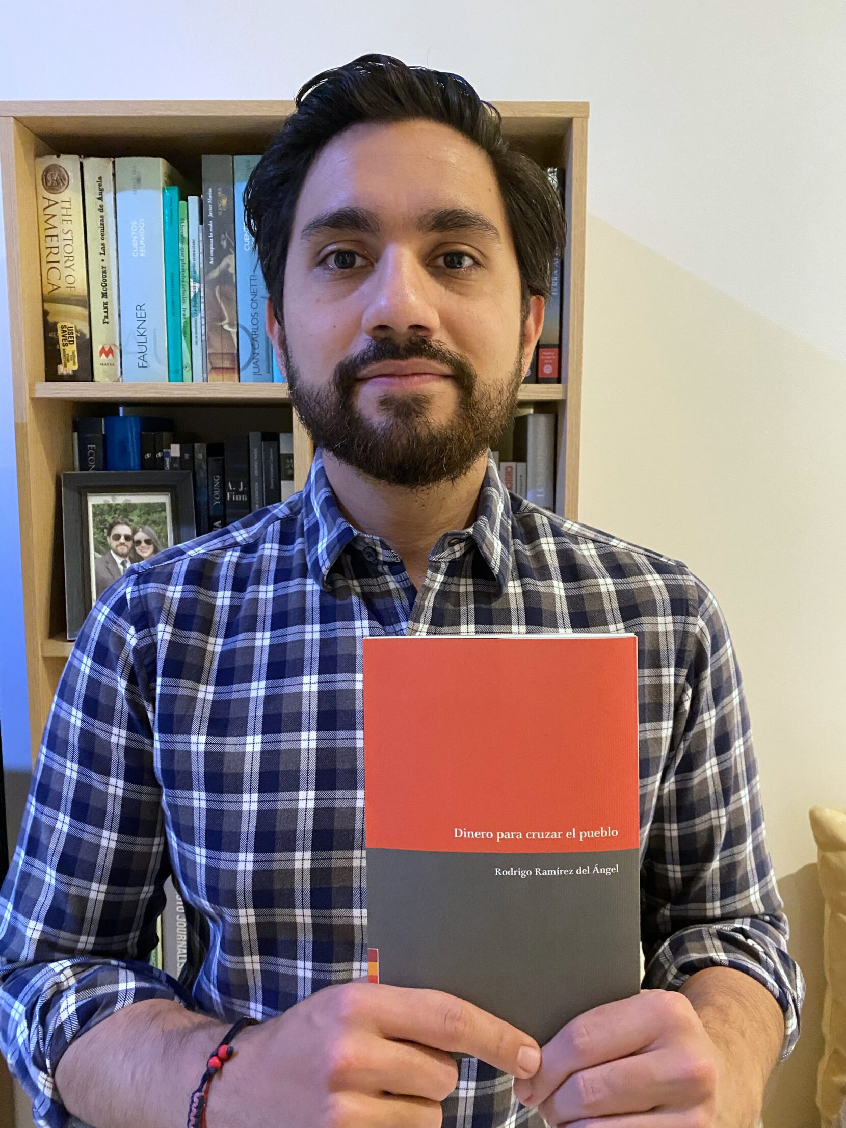 Crea el escritor Rodrigo Ramírez del Ángel una ciudad y un pueblo para ...