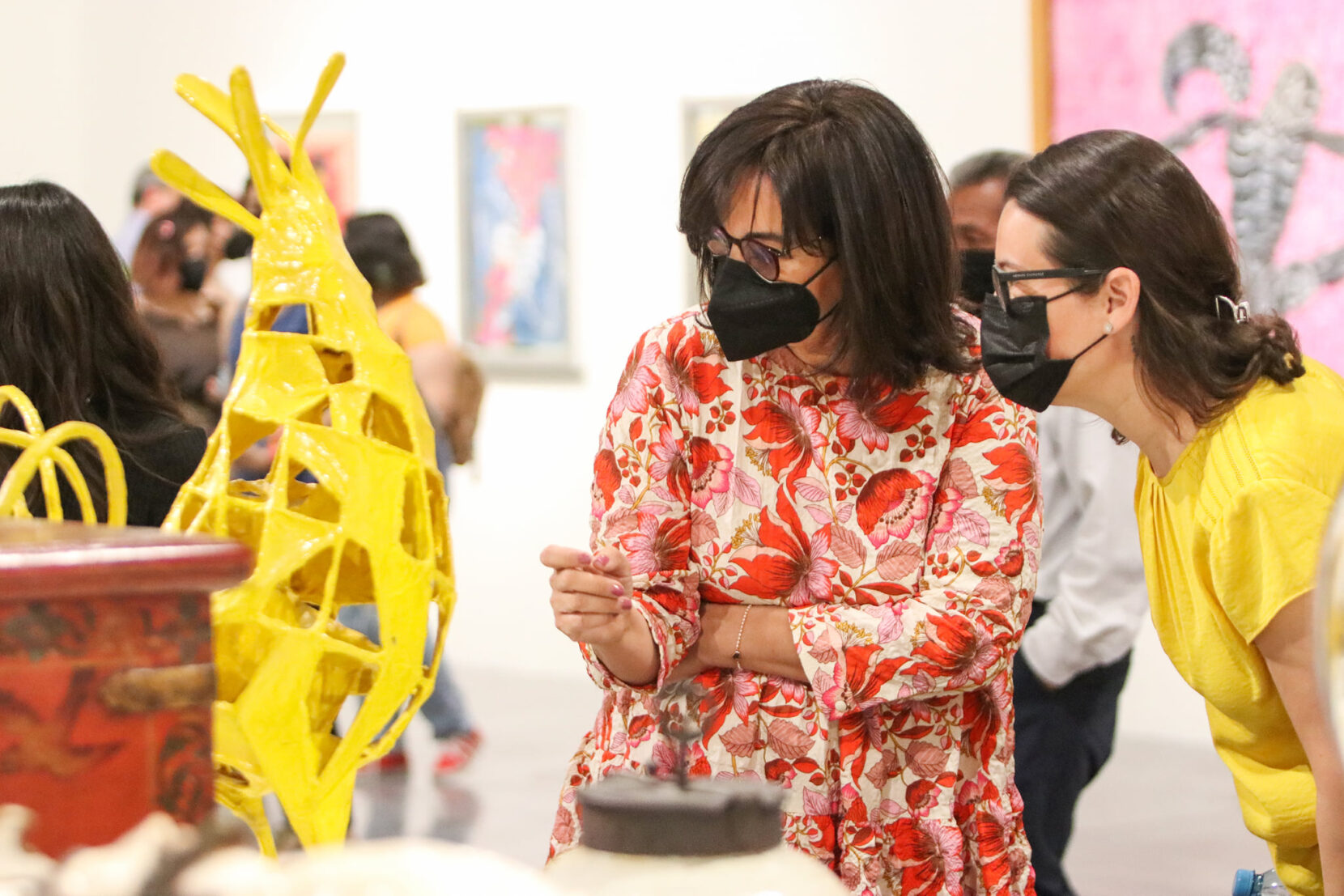 Engalanan con la magnífica y colorida obra de Jesús Chucho Reyes ...